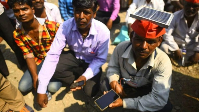 Kisan Long March: Farmers Carried Solar Panel on Their Heads to Charge ...