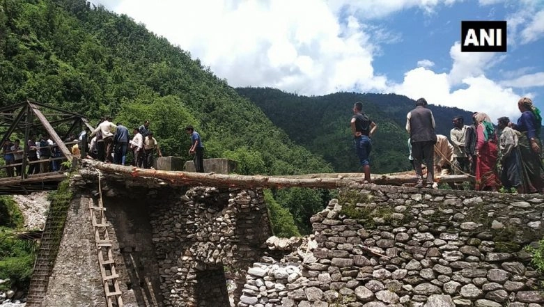 Uttarakhand: Villagers of Chamoli Build Makeshift Bridge Over Chuflagad ...