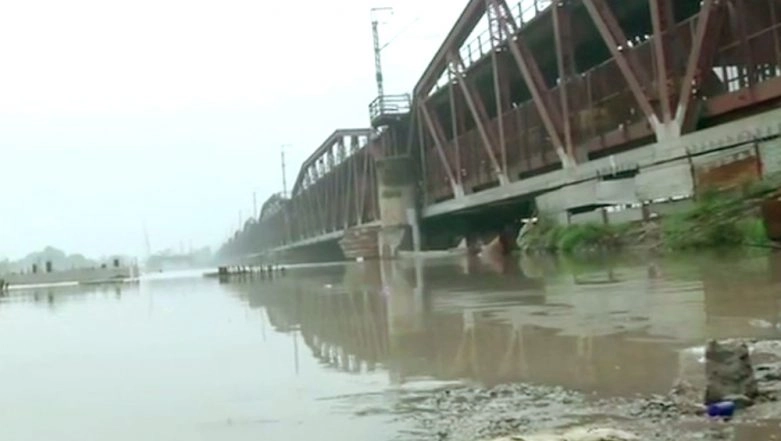 Delhi Flood Alert: Rail Traffic Restored on Loha Pul After Water Level ...