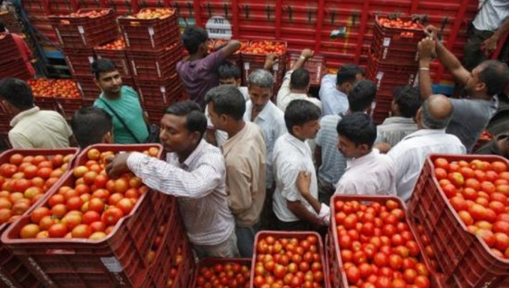 Delhi: Tomatoes Selling Below Re 1 Per kg in Azadpur Sabzi Mandi | 📰 ...