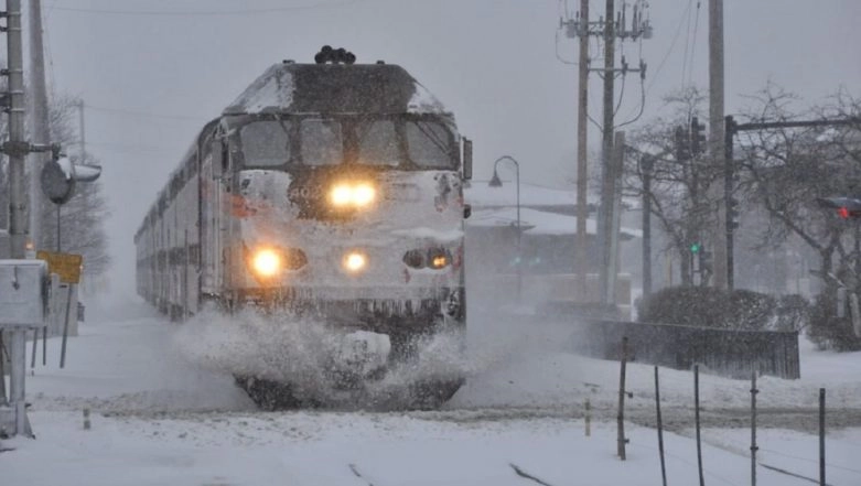 US Polar Vortex Effect: Chicago sets its Rail Tracks on Fire to Keep ...