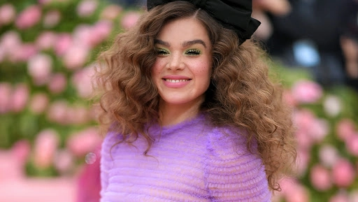 Hailee Steinfeld Lands Lead Role in Romantic Comedy ‘Voicemails for ...