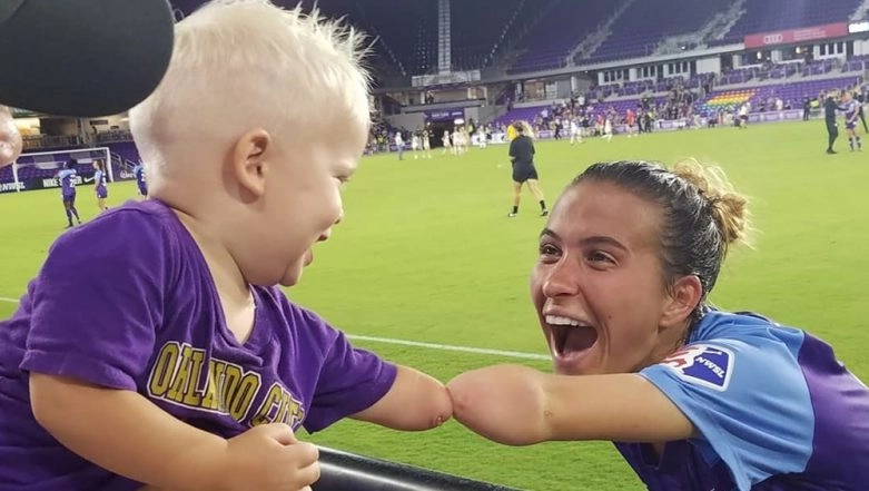 Heartwarming Photo of Boy Without Arm Meeting Soccer Player Who is His ...