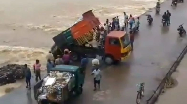 Tamil Nadu: Sanitation Workers Illegally Dump Garbage in Vellar River ...