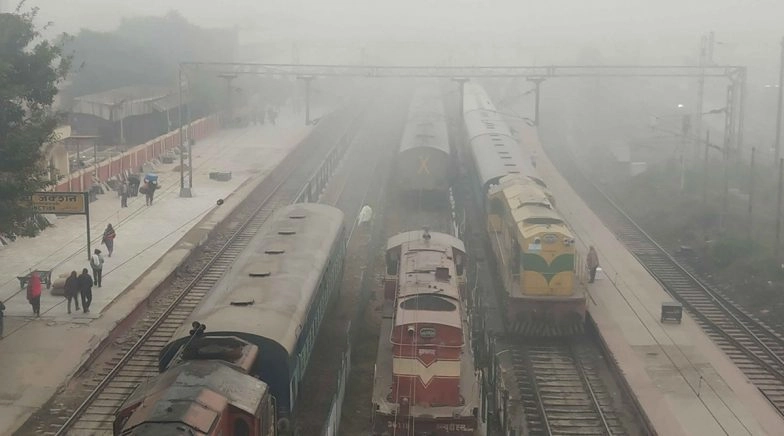 Dense Fog Hits Train Services in Northern Railway Region, 26 Delhi-Bound Trains Delayed Due to ...