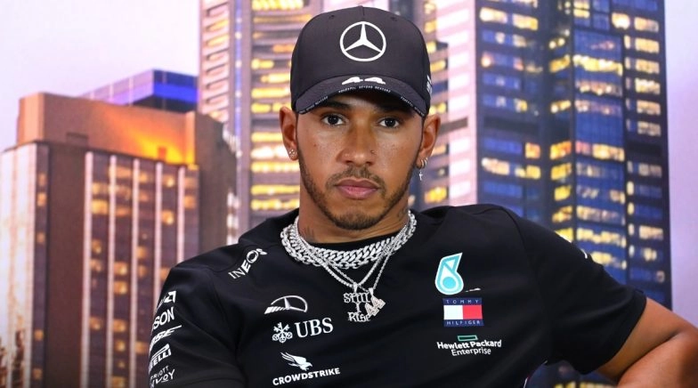 Lewis Hamilton Unveils New Helmet in Support of 'Black Lives Matter ...