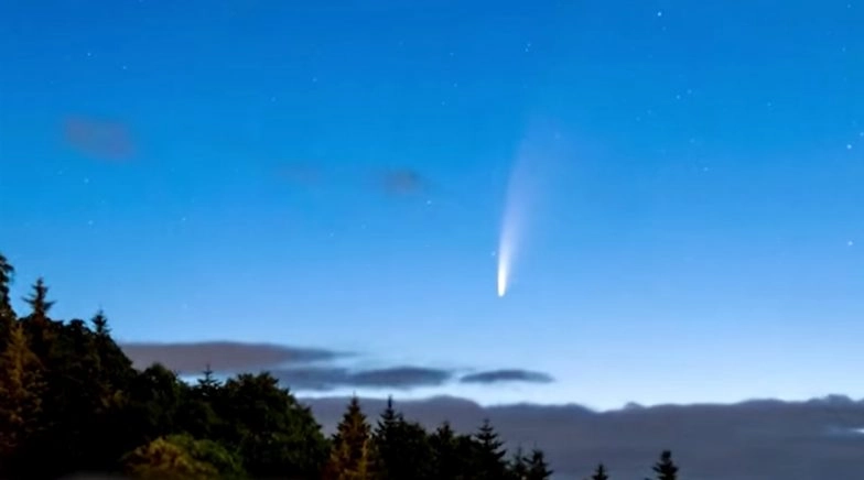 Stunning Time-Lapse Shows Comet NEOWISE With a Tail Light Moving Across ...