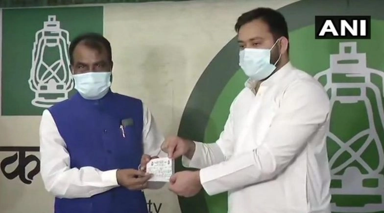 Shyam Rajak Joins RJD in Presence of Tejashwi Yadav After Being Removed ...
