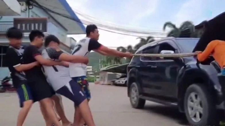 Tug of War With a Snake! Volunteers Help Woman Pull Out 13ft Long ...