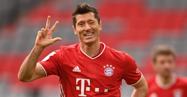 Robert Lewandowski Nets a Hat-Trick During Bayern Munich vs Eintracht ...