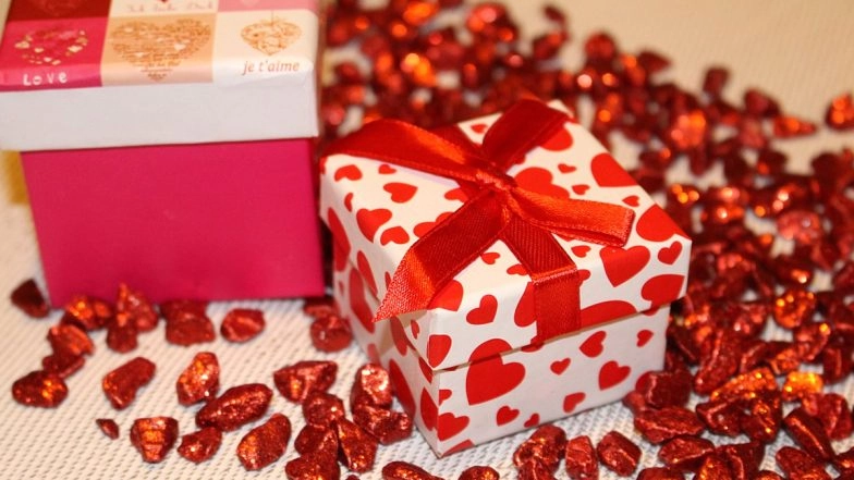 Valentine’s Day 2021: From Romantic Dates to Gadgets Unique Gifts Ideas ...