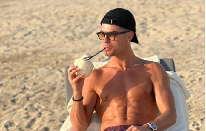 Cristiano Ronaldo Flaunts His Well-Toned Body While Chilling on the ...
