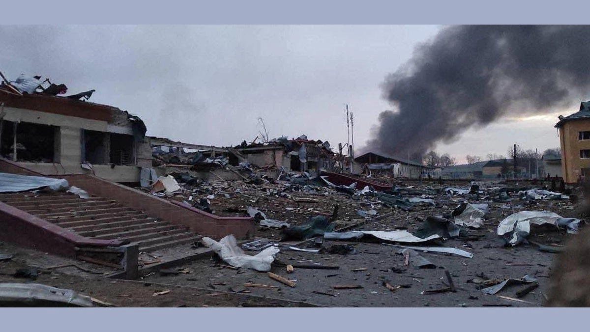 World News | Russian Airstrike Hits Base in Western Ukraine, Kills 9 ...