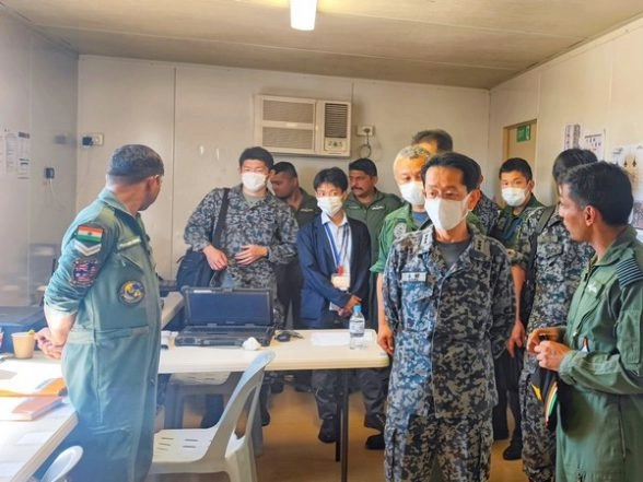 World News | Japan Airforce Lt Gen Meets IAF Contingent on Sidelines of ...