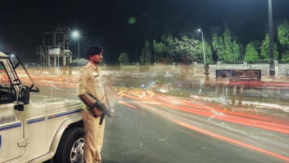 India News Four Passengers Of Taxi Robbed By Group Of Men Posing As