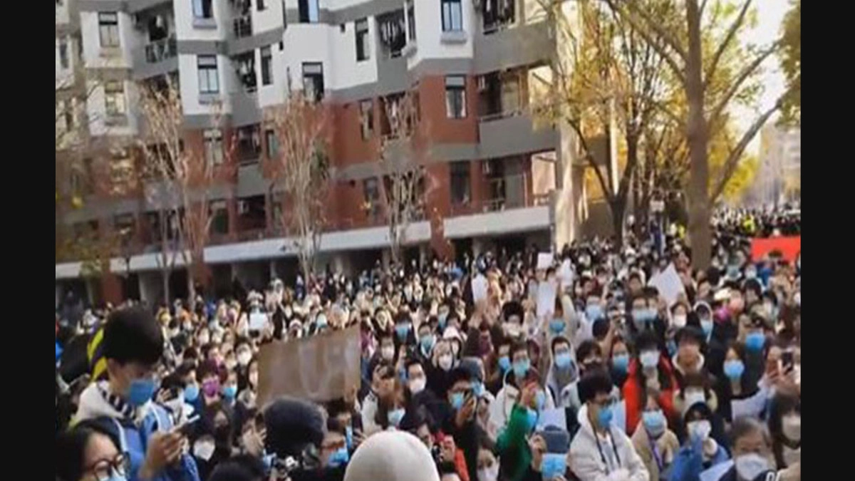 World News | Crowd Angered by Lockdowns Calls for China’s Xi Jinping To ...