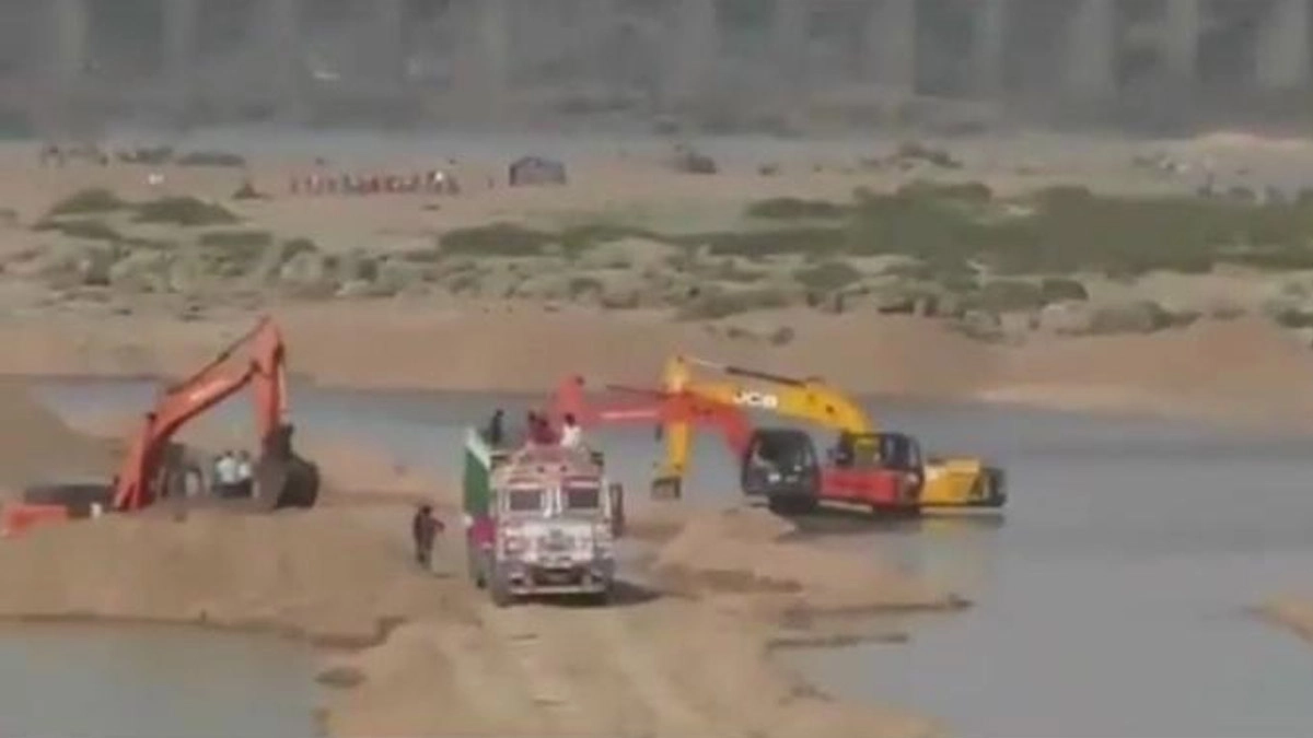 India News | Sand Mafia Tries To Mow Down SDPO, Team Members by Dumper ...