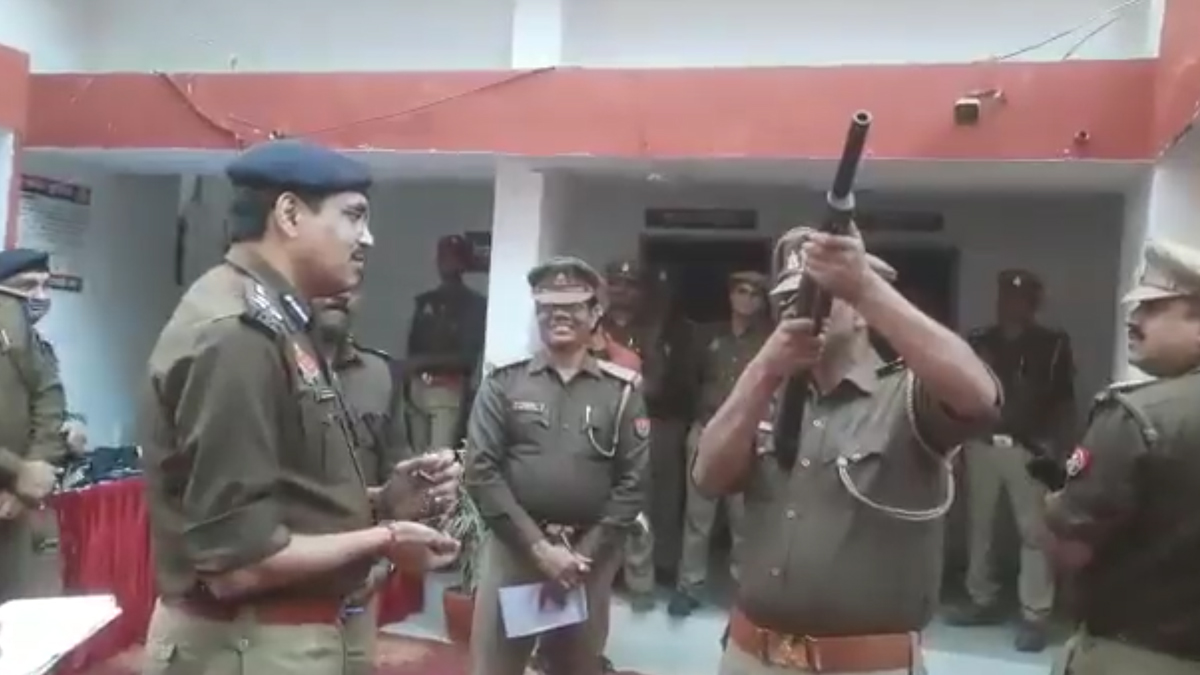 India News | UP Cop Fails to Load Rifle in Viral Video | 📰 LatestLY