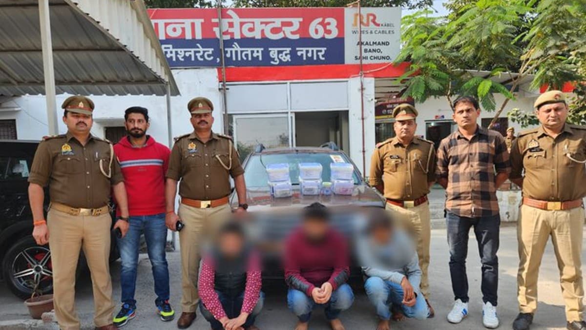 India News Gang Selling Duplicate China Made Apple Iphone 13 Busted