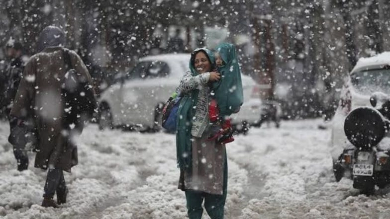 Jammu and Kashmir: Tourists Throng Kashmir To Enjoy Snow-Clad Mountains ...