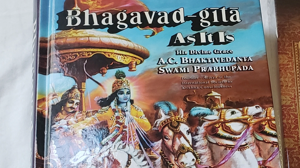 India News | Muslim Trader Writes Bhagavad Gita on Cloth in Calligraphy ...