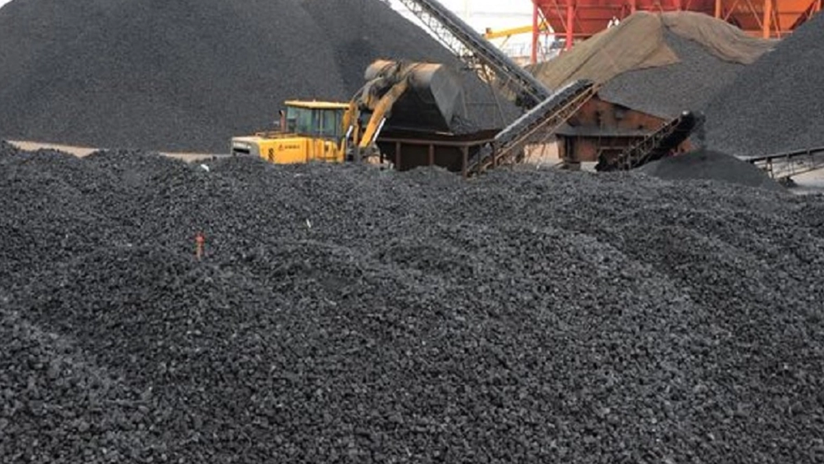 India News | Coal Mine Caves In During Illegal Mining in Dhanbad; Four ...