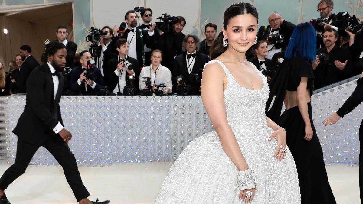 Agency News | Alia Bhatt Hears Fans Scream ‘I Love You’ While on Her ... Agency News | Alia Bhatt Hears Fans Scream ‘I Love You’ While on Her ...