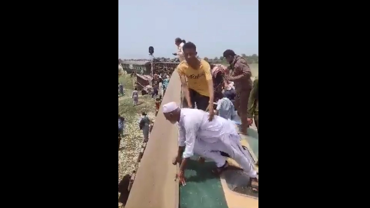 World News | Hazara Express Train Accident: 15 Dead, 50 Injured After ...