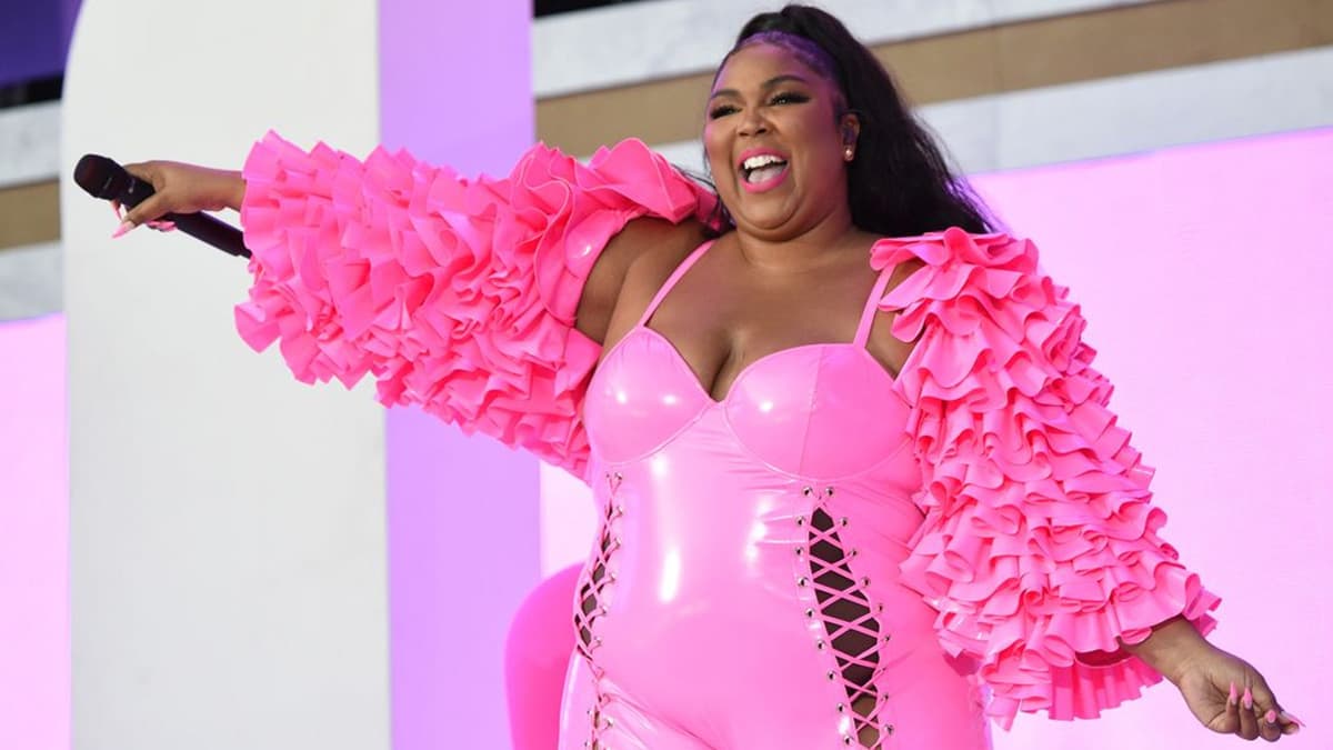 Hollywood News Lizzo Accused Of Sexual Harassment And Fat Shaming 🎥