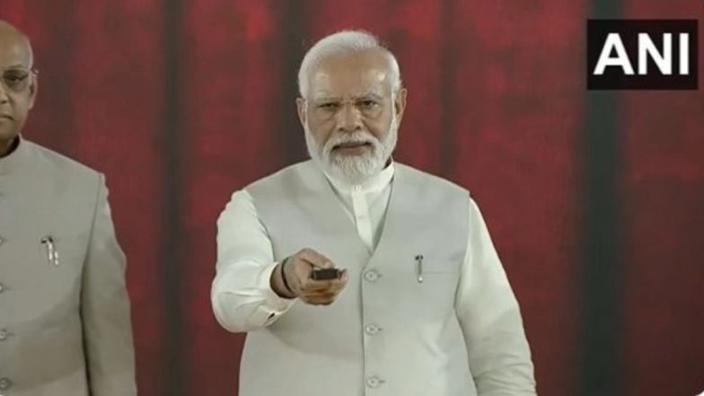 PM Modi Pune Visit: Prime Minister Narendra Modi Flags Off Metro Trains ...