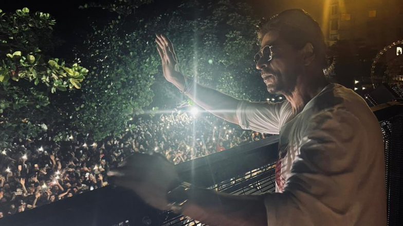 Shah Rukh Khan Makes a Stylish Appearance As He Greets Sea of Fans ...
