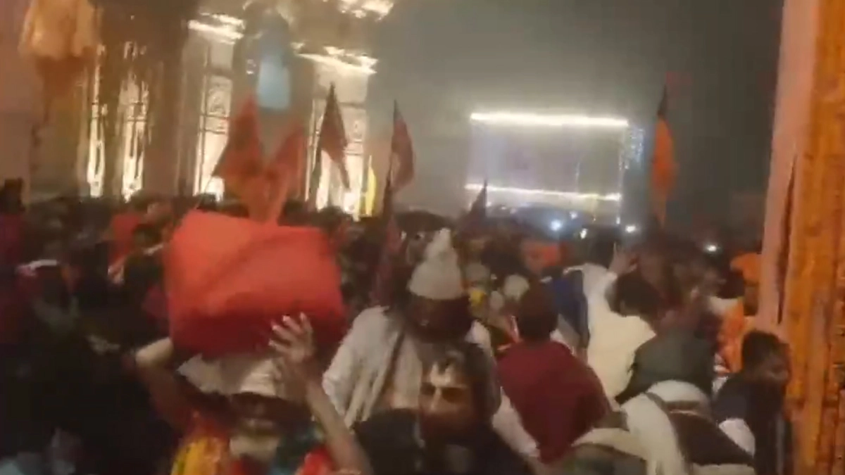 Agency News | Heavy Rush Outside Ram Temple in Ayodhya, Devotees Throng Main Gate to Offer ...
