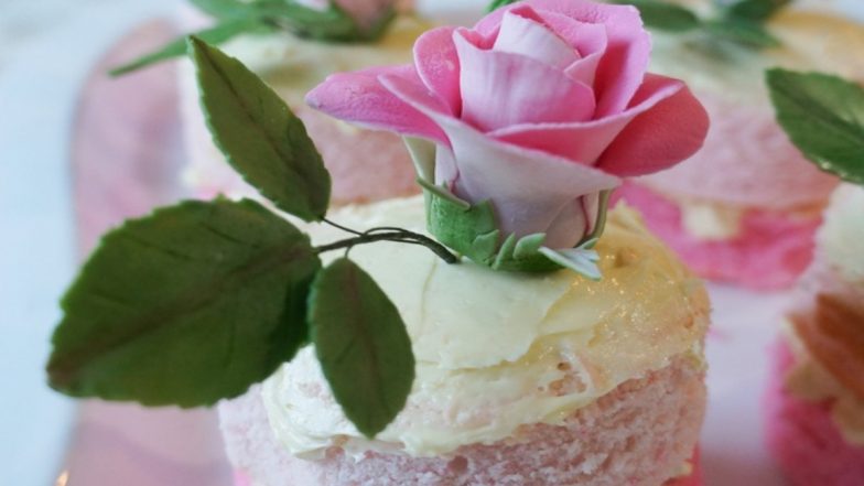 Rose Day 2024 Food Ideas for Valentine Week's First Day: From Cupcakes ...