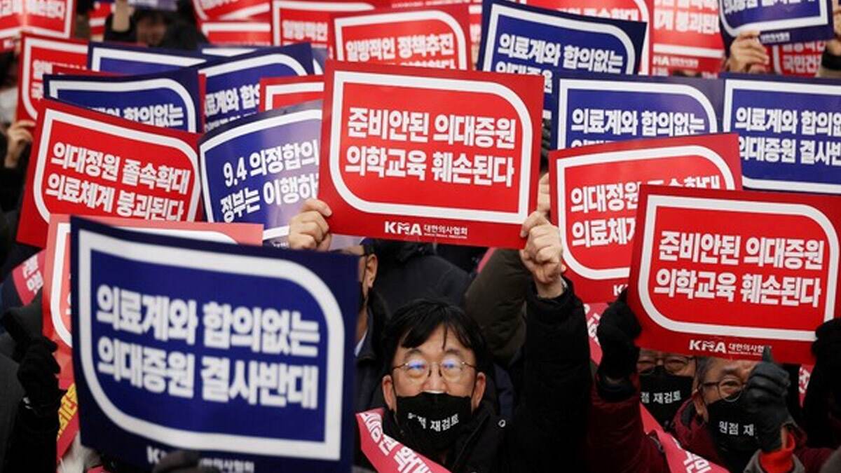 Agency News Why Are Striking Doctors In South Korea Facing License