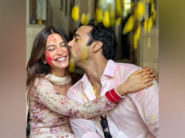 Entertainment News | Pulkit Samrat Gives Wife Kriti Kharbanda a Cute ...