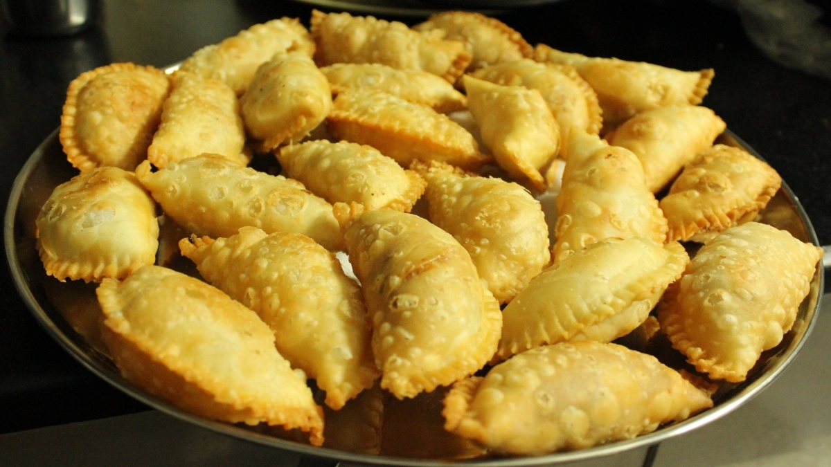 Food News | Holi 2024 Gujiya Recipe: Step-by-Step Instructions To Make ...