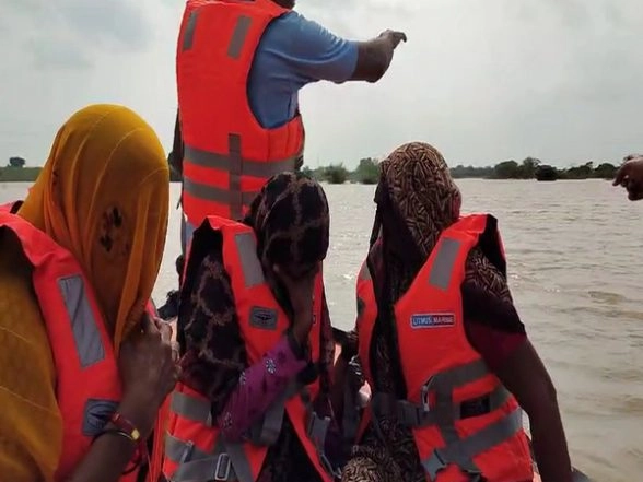 India News | MP: SDRF Team Rescues Pregnant Woman Stuck in Flood-like ...