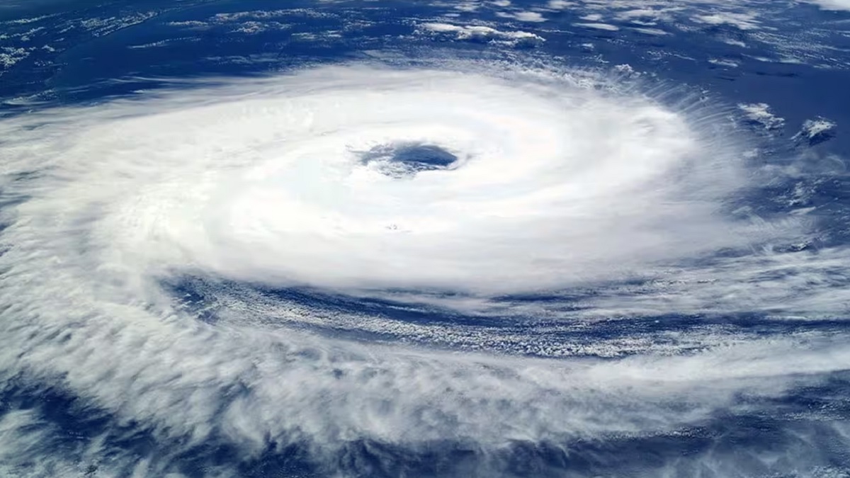 World News | Queensland and NSW Residents Brace for Tropical Cyclone ...