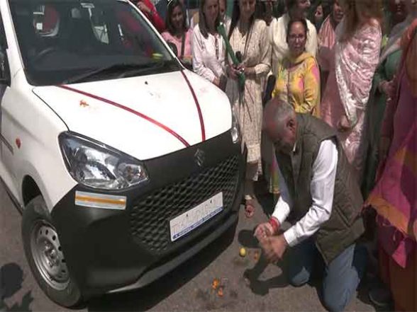 India News | Shimla Mayor Chauhan Inaugurates Pink Taxi Service for ...