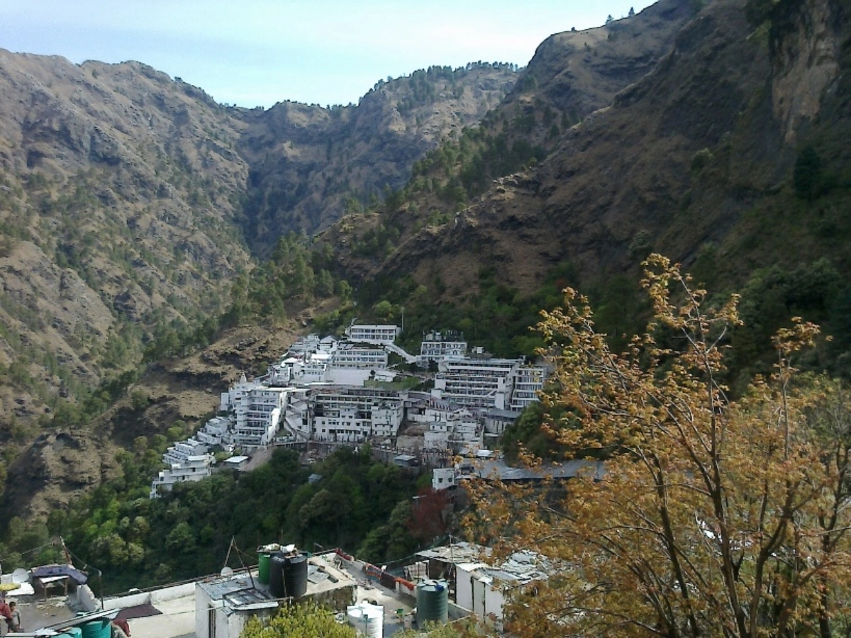 Scenic Vaishno Devi Temple Wallpapers Depicting the Holy Yatra | Vaishno Devi Temple Jammu ...