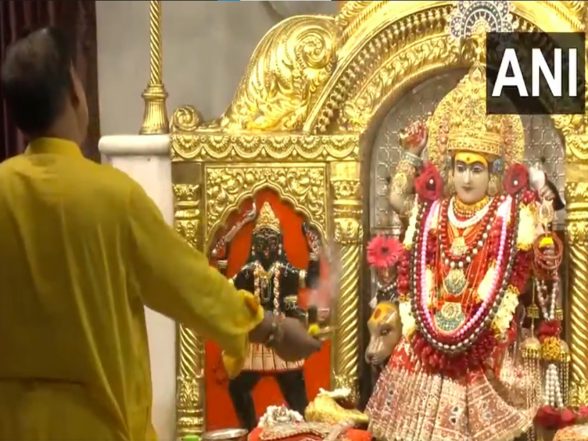 India News | Morning Aarti Offered at Jhandewalan Temple on Second Day ...