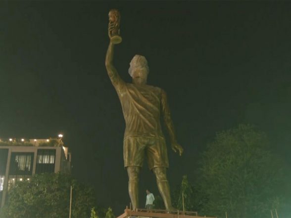 Sports News | Kolkata: 70-foot Iron Statue of Messi Unveiled, West ...