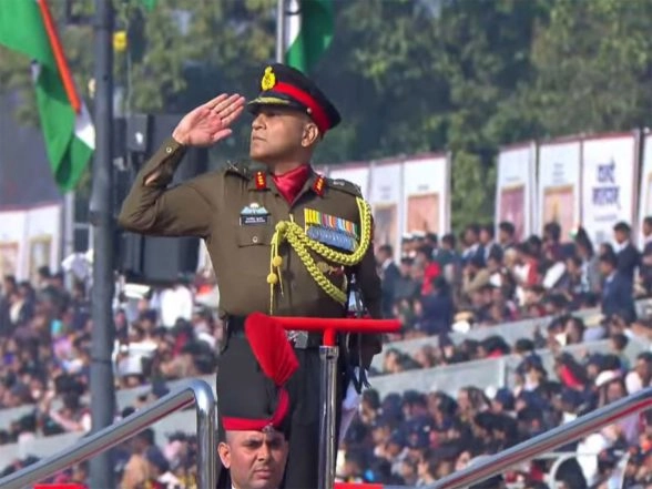 India News | Republic Day 2026: MI-17 Choppers Shower Petals, Parade ...