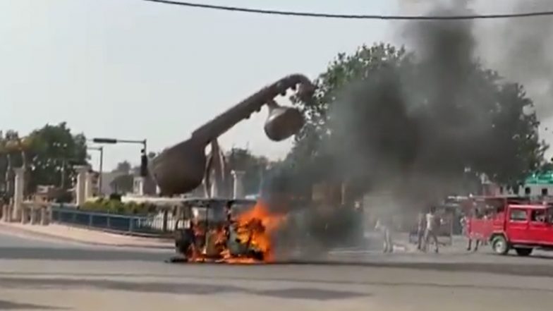 Ayodhya: CNG Auto Rickshaw Carrying Devotees Bursts Into Flames at Lata ...