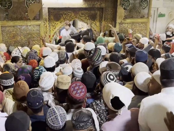 India News | Thousands Offer Prayers at Ajmer Sharif Dargah on Eid Al ...